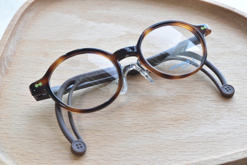 ＃118 しっかりと頭部をホールドしてくれずれにくい！【デミ】 omodok | こどもメガネ専門店 トゥインクルキッズ